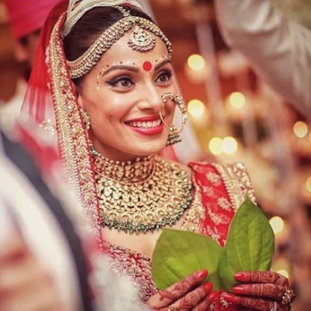 Types Of Bindis That You Can Wear To Rock In Your Ethnic Attire