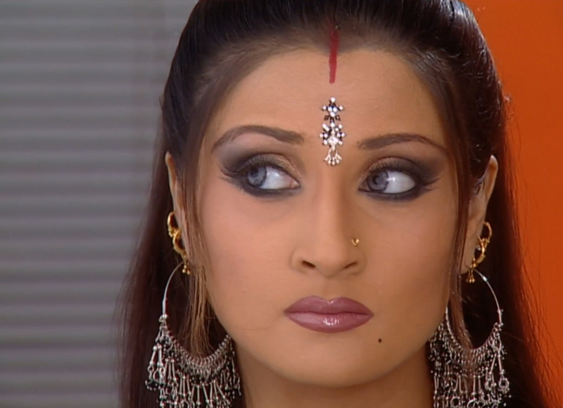 Types Of Bindis That You Can Wear To Rock In Your Ethnic Attire