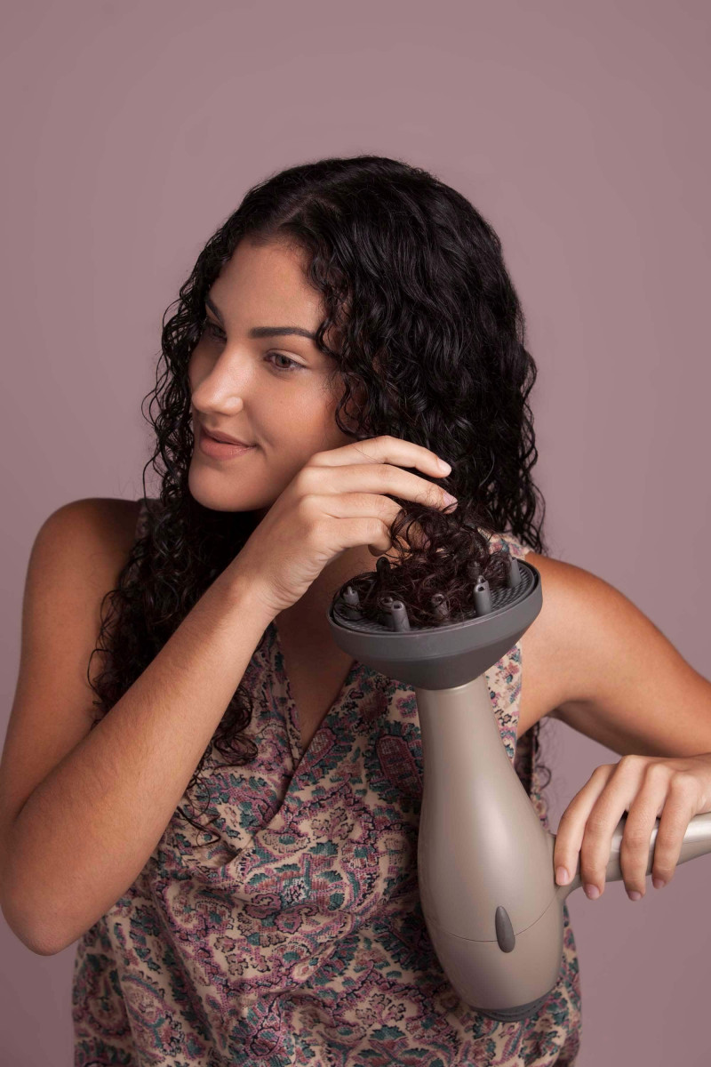 7 Tips To Care For Frizzy Hair
